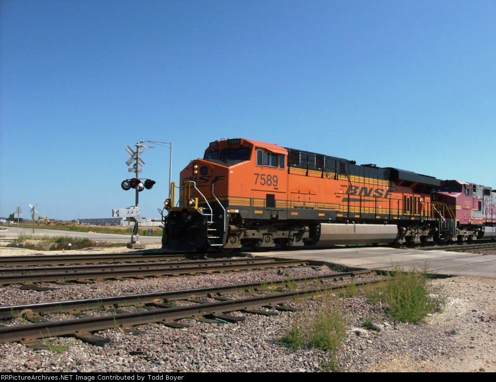 BNSF 7589